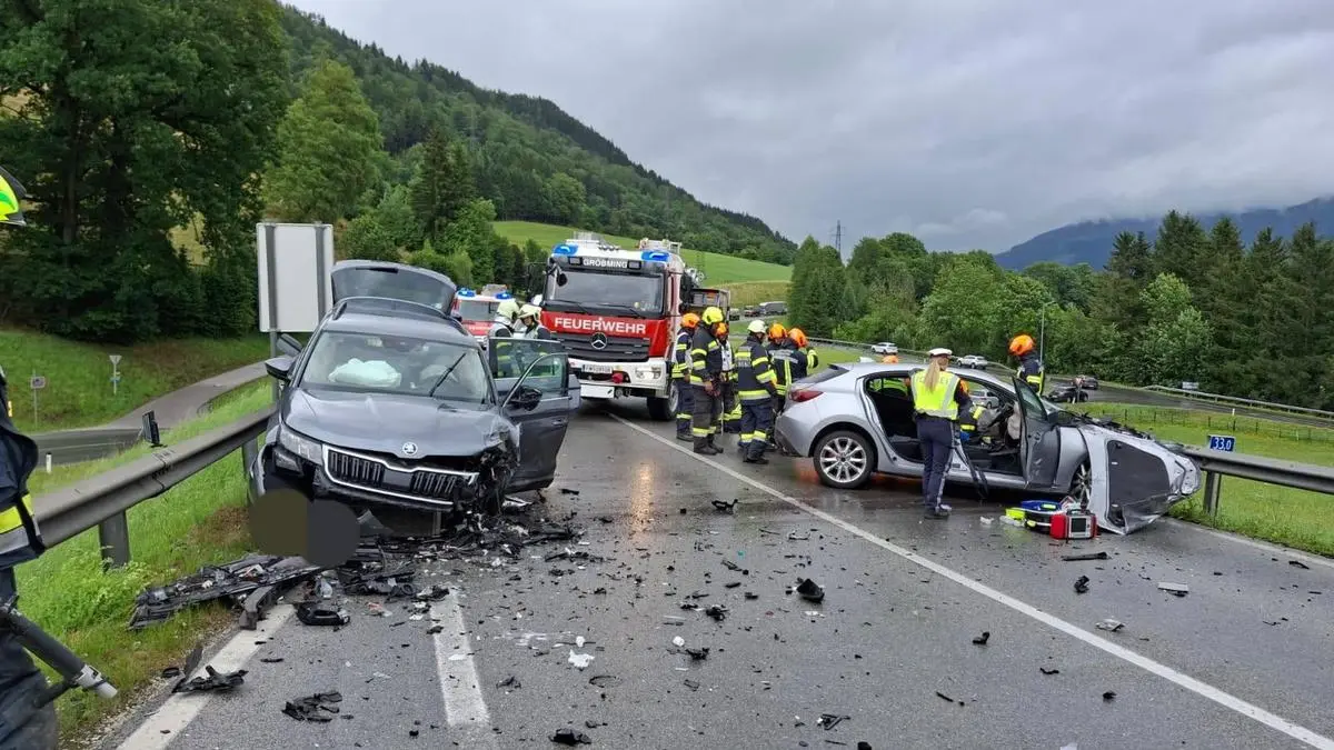 Lenker musste nach Frontalkollision auf B 320 aus Fahrzeug befreit werden